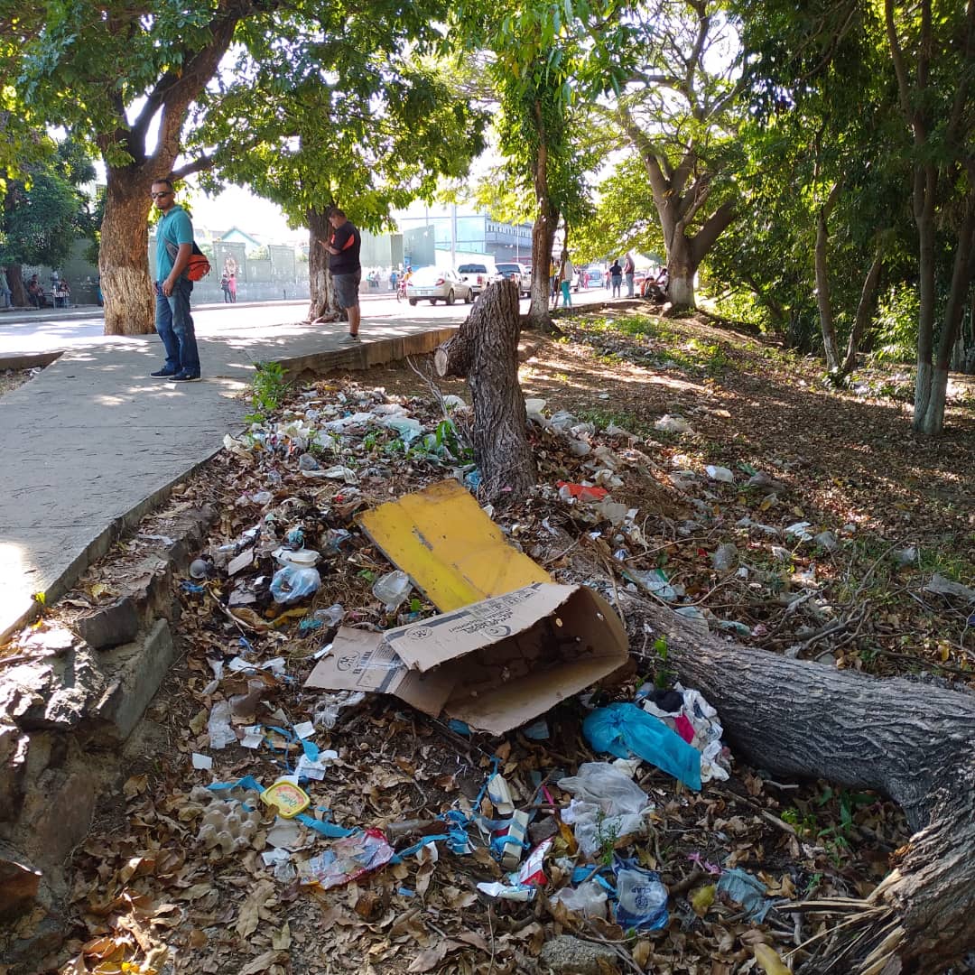 Desechos contaminan orillas del río Neverí - El Tiempo